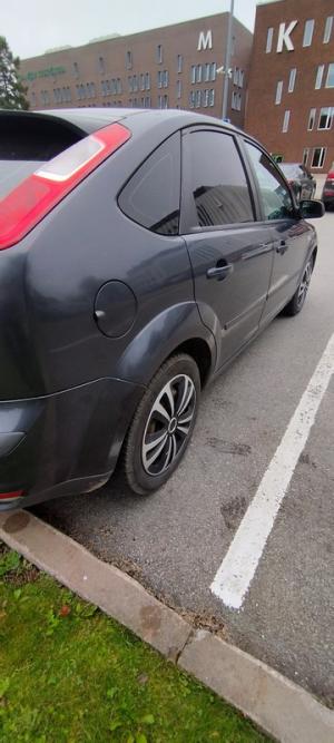 Pelēks Ford Focus 2007 Kohtla-Jerve, ar dzinēja tilpumu 1.80 L un nobraukumu 245 tūkst. km par 1750 €, foto 16 vietnē AUTOMOTO.COM.LV
