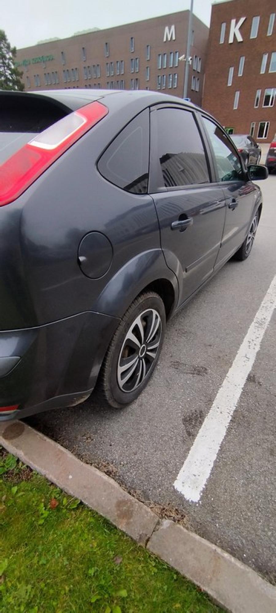 Pelēks Ford Focus 2007 Kohtla-Jerve, ar dzinēja tilpumu 1.80 L un nobraukumu 245 tūkst. km par 1750 €, foto 16 vietnē AUTOMOTO.COM.LV