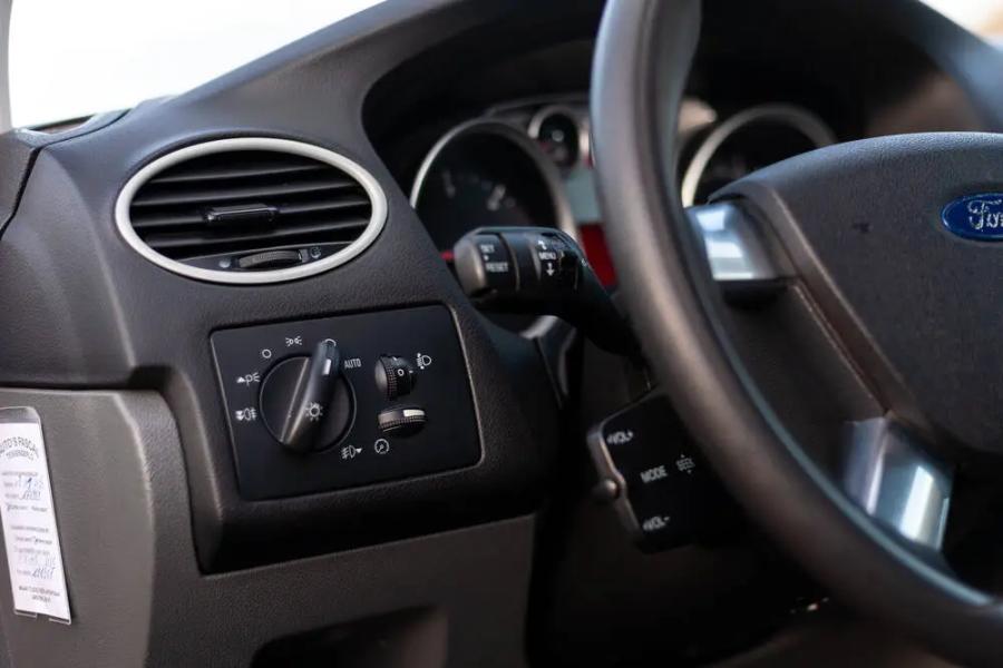 Pelēks Ford Focus 2009 Rīga, ar dzinēja tilpumu 1.60 L un nobraukumu 186 tūkst. km par 3295 €, foto 16 vietnē AUTOMOTO.COM.LV