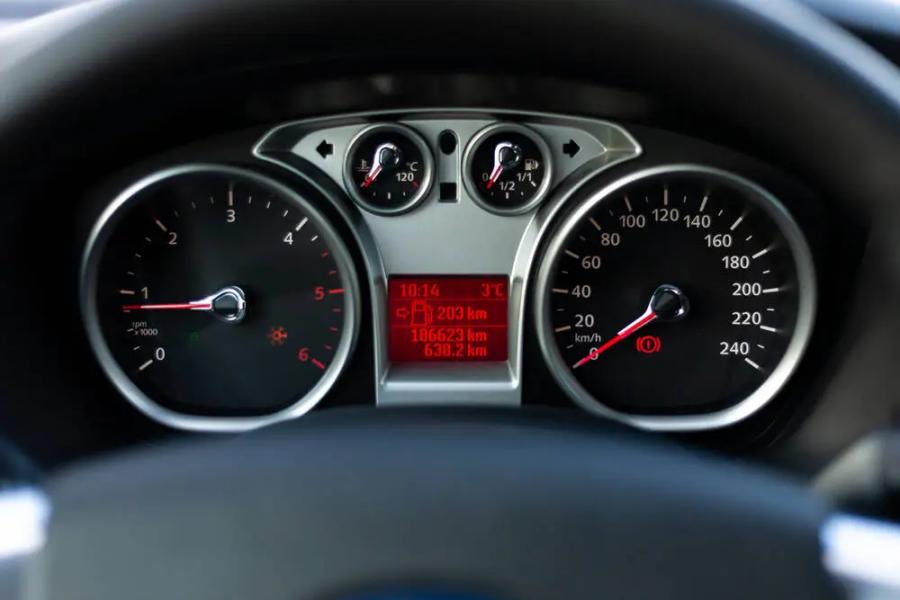 Pelēks Ford Focus 2009 Rīga, ar dzinēja tilpumu 1.60 L un nobraukumu 186 tūkst. km par 3295 €, foto 24 vietnē AUTOMOTO.COM.LV