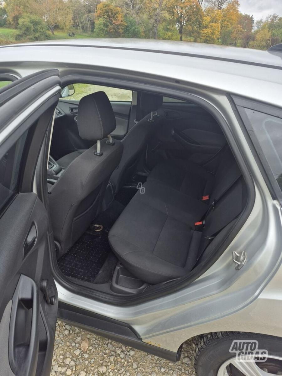 Grey Ford Focus 2011 in Kelme, with an engine capacity of 1.60 L and mileage of 309 thousand km for 900 €, photo 8 on AUTOMOTO.COM.LV
