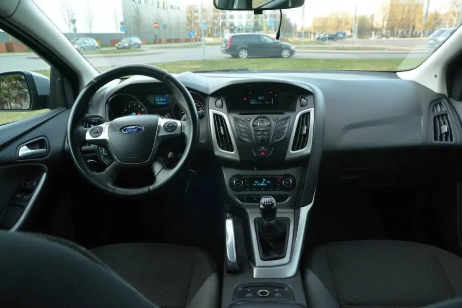 Grey Ford Focus 2014 in Riga, with an engine capacity of 1.60 L and mileage of 152 thousand km for 4000 €, photo 9 on AUTOMOTO.COM.LV