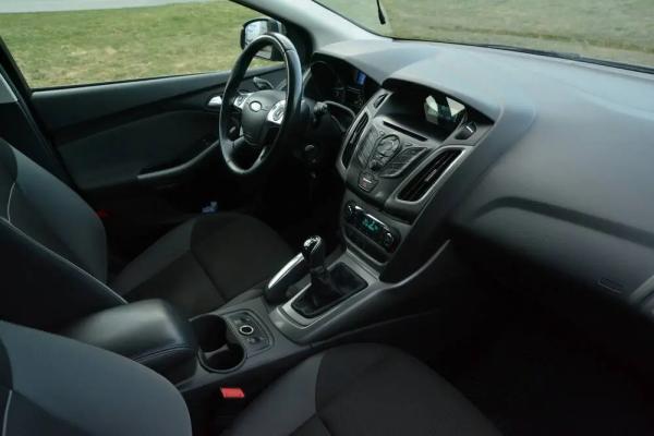Grey Ford Focus 2014 in Riga, with an engine capacity of 1.60 L and mileage of 152 thousand km for 4000 €, photo 9 on AUTOMOTO.COM.LV