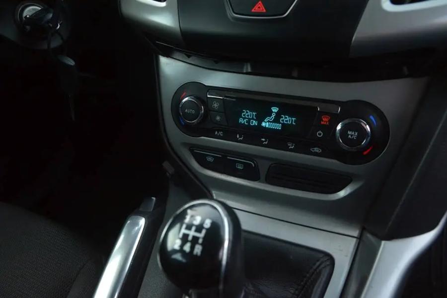 Grey Ford Focus 2014 in Riga, with an engine capacity of 1.60 L and mileage of 152 thousand km for 4000 €, photo 13 on AUTOMOTO.COM.LV