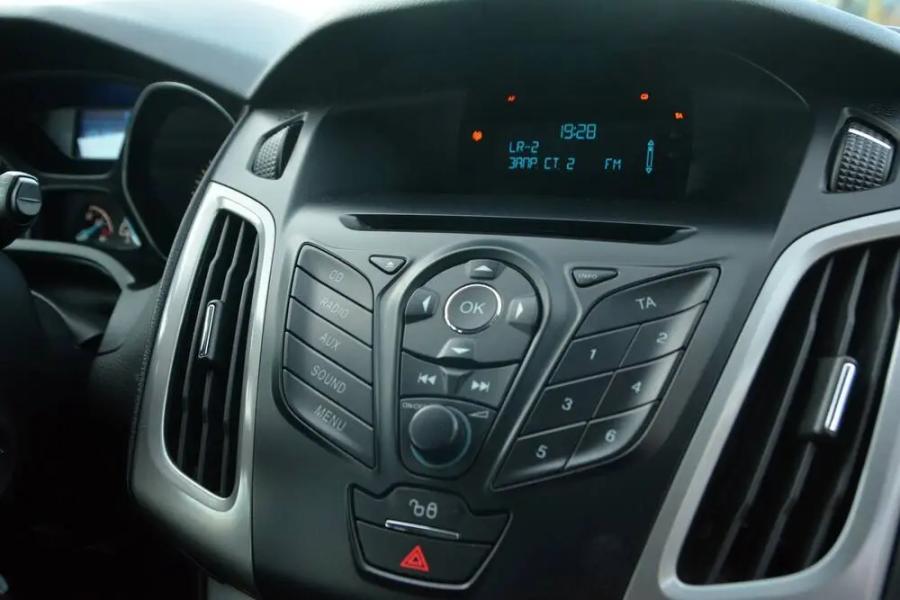 Grey Ford Focus 2014 in Riga, with an engine capacity of 1.60 L and mileage of 152 thousand km for 4000 €, photo 16 on AUTOMOTO.COM.LV