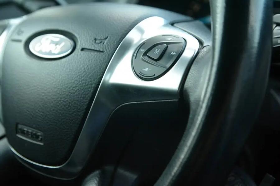 Grey Ford Focus 2014 in Riga, with an engine capacity of 1.60 L and mileage of 152 thousand km for 4000 €, photo 17 on AUTOMOTO.COM.LV