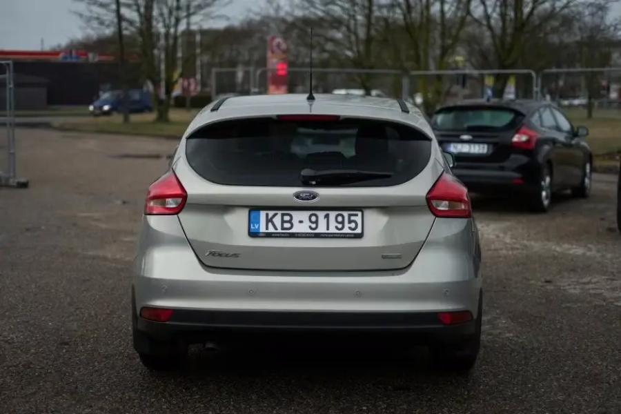 Pelēks Ford Focus 2015 Liepāja, ar dzinēja tilpumu 1.00 L un nobraukumu 135 tūkst. km par 7850 €, foto 4 vietnē AUTOMOTO.COM.LV