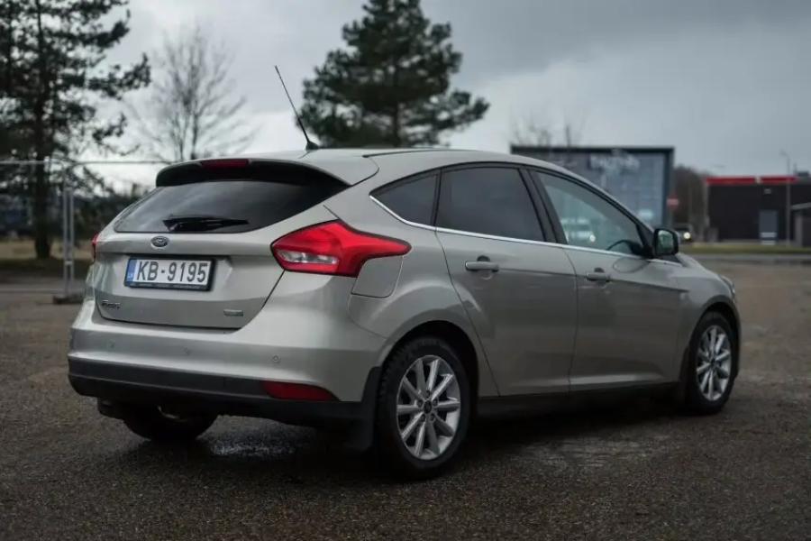 Pelēks Ford Focus 2015 Liepāja, ar dzinēja tilpumu 1.00 L un nobraukumu 135 tūkst. km par 7850 €, foto 5 vietnē AUTOMOTO.COM.LV