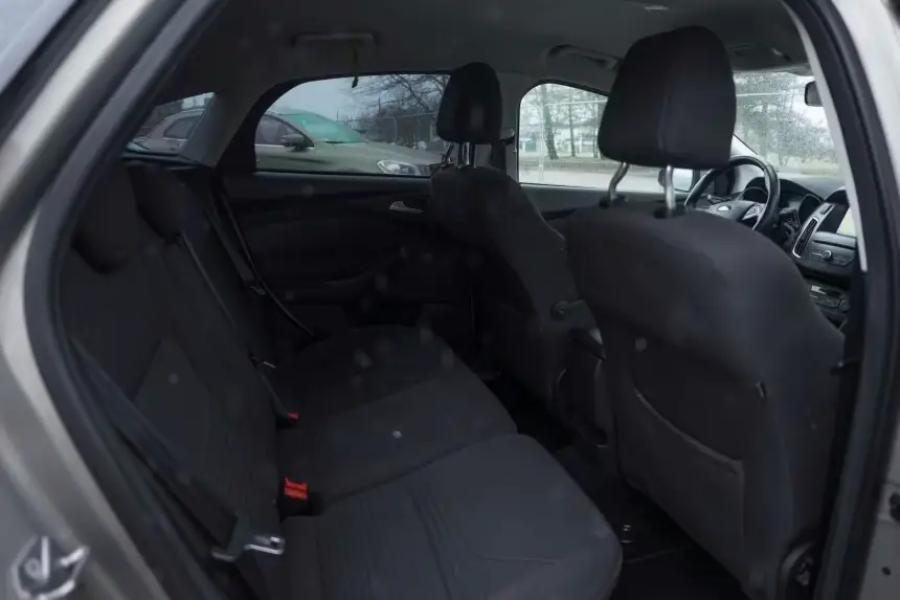 Pelēks Ford Focus 2015 Liepāja, ar dzinēja tilpumu 1.00 L un nobraukumu 135 tūkst. km par 7850 €, foto 11 vietnē AUTOMOTO.COM.LV