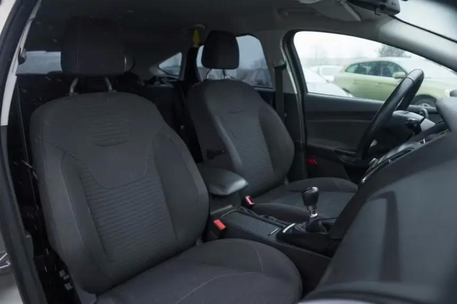 Pelēks Ford Focus 2015 Liepāja, ar dzinēja tilpumu 1.00 L un nobraukumu 135 tūkst. km par 7850 €, foto 12 vietnē AUTOMOTO.COM.LV