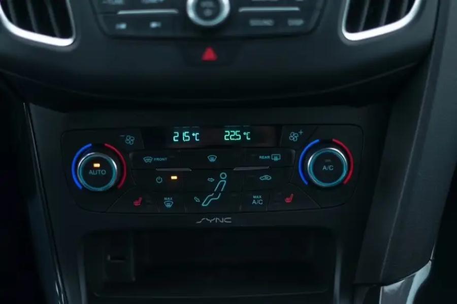 Pelēks Ford Focus 2015 Liepāja, ar dzinēja tilpumu 1.00 L un nobraukumu 135 tūkst. km par 7850 €, foto 16 vietnē AUTOMOTO.COM.LV