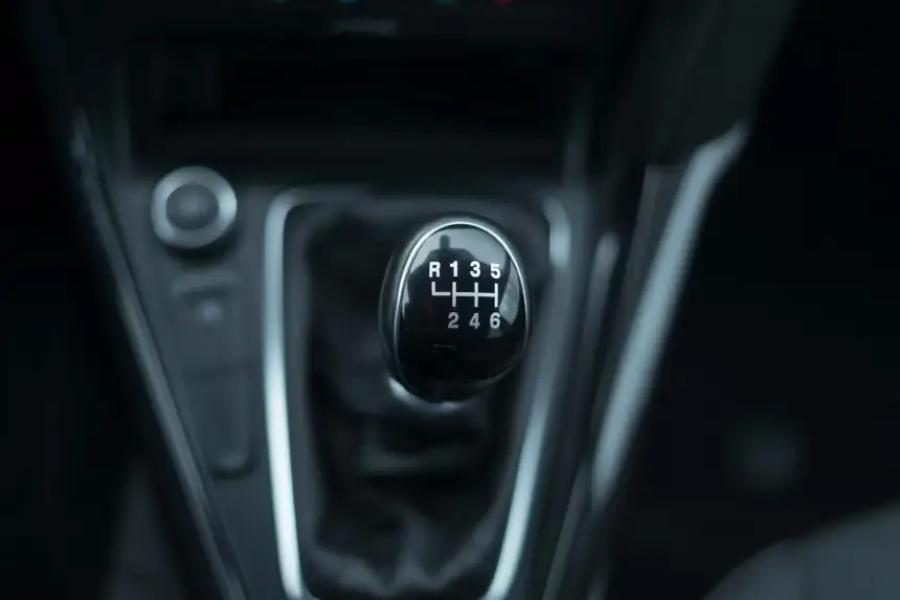 Pelēks Ford Focus 2015 Liepāja, ar dzinēja tilpumu 1.00 L un nobraukumu 135 tūkst. km par 7850 €, foto 17 vietnē AUTOMOTO.COM.LV