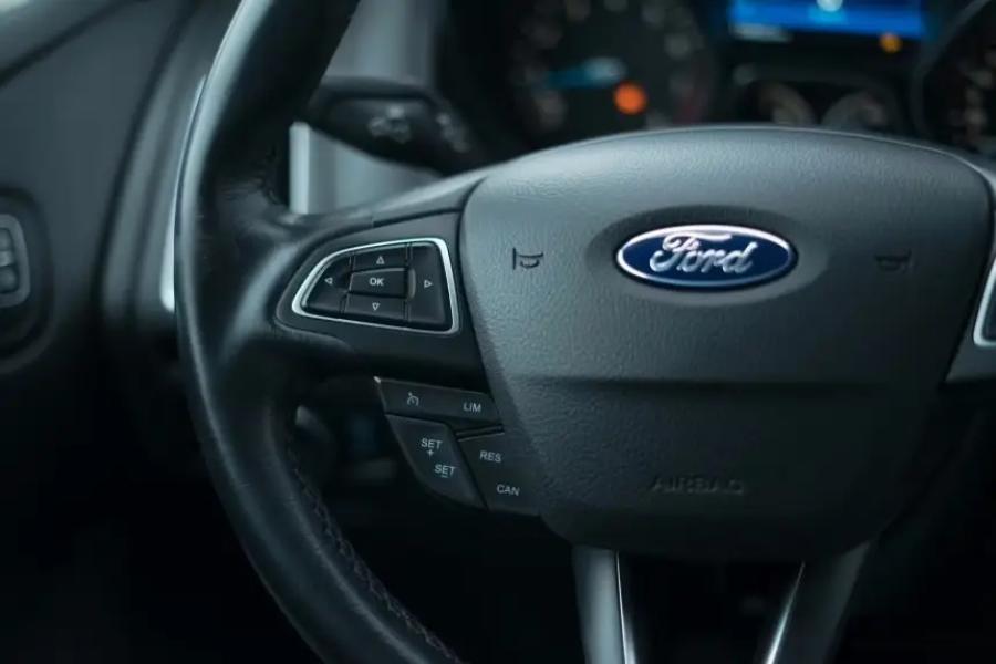 Pelēks Ford Focus 2015 Liepāja, ar dzinēja tilpumu 1.00 L un nobraukumu 135 tūkst. km par 7850 €, foto 18 vietnē AUTOMOTO.COM.LV