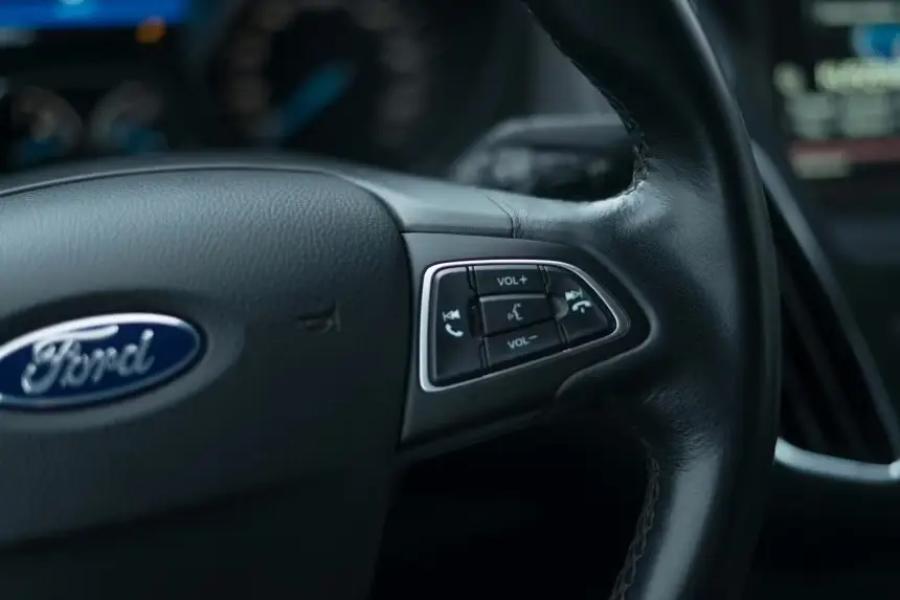 Pelēks Ford Focus 2015 Liepāja, ar dzinēja tilpumu 1.00 L un nobraukumu 135 tūkst. km par 7850 €, foto 19 vietnē AUTOMOTO.COM.LV