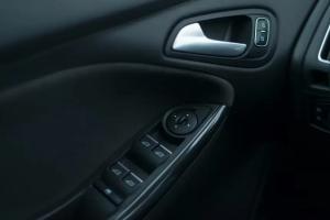 Pelēks Ford Focus 2015 Liepāja, ar dzinēja tilpumu 1.00 L un nobraukumu 135 tūkst. km par 7850 €, foto 20 vietnē AUTOMOTO.COM.LV