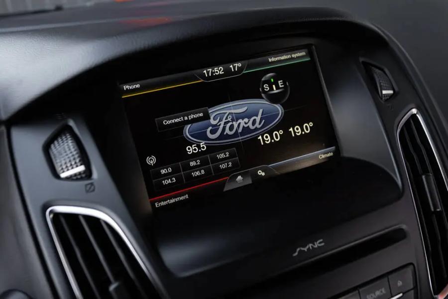 Pelēks Ford Focus 2016 Jelgava, ar dzinēja tilpumu 1.50 L un nobraukumu 194 tūkst. km par 4200 €, foto 14 vietnē AUTOMOTO.COM.LV