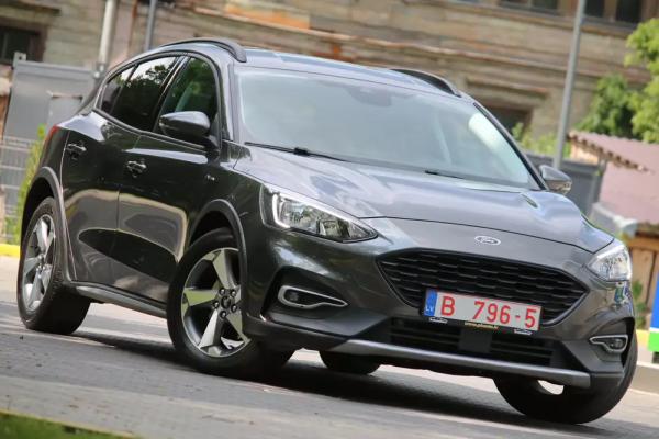 Grey Ford Focus 2019 in Riga, with an engine capacity of 1.00 L and mileage of 49 thousand km for 13290 €, photo 3 on AUTOMOTO.COM.LV