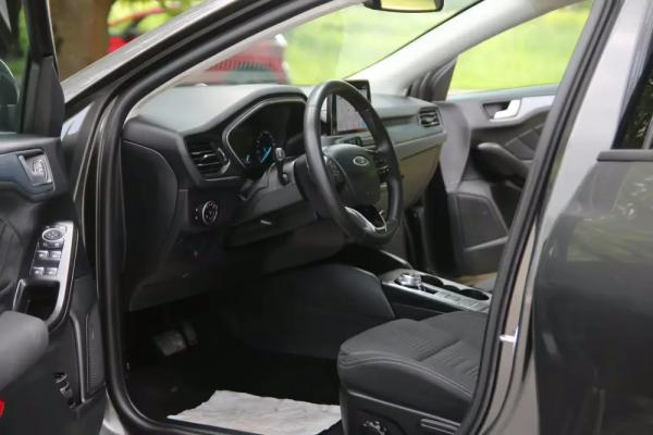 Grey Ford Focus 2019 in Riga, with an engine capacity of 1.00 L and mileage of 49 thousand km for 13290 €, photo 6 on AUTOMOTO.COM.LV