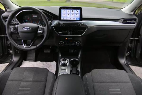Grey Ford Focus 2019 in Riga, with an engine capacity of 1.00 L and mileage of 49 thousand km for 13290 €, photo 7 on AUTOMOTO.COM.LV