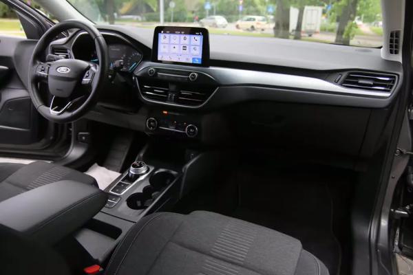 Grey Ford Focus 2019 in Riga, with an engine capacity of 1.00 L and mileage of 49 thousand km for 13290 €, photo 8 on AUTOMOTO.COM.LV