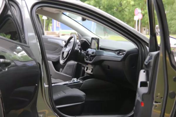 Grey Ford Focus 2019 in Riga, with an engine capacity of 1.00 L and mileage of 49 thousand km for 13290 €, photo 9 on AUTOMOTO.COM.LV