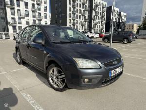 Pelēks Ford Focus 2006 Viļņa, ar dzinēja tilpumu 1.60 L un nobraukumu 400 tūkst. km par 800 €, foto  vietnē AUTOMOTO.COM.LV