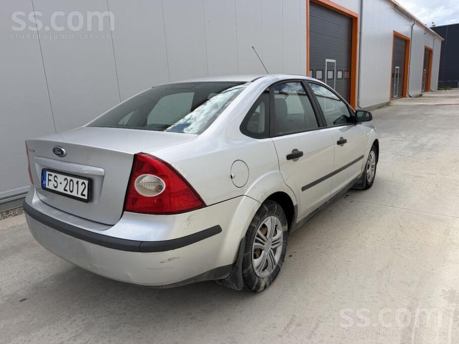 Pelēks Ford Focus 2005 Rīga, ar dzinēja tilpumu 1.60 L un nobraukumu 279 tūkst. km par 950 €, foto 4 vietnē AUTOMOTO.COM.LV