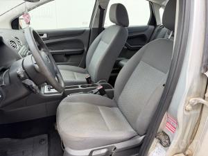 Pelēks Ford Focus 2005 Rīga, ar dzinēja tilpumu 1.60 L un nobraukumu 279 tūkst. km par 950 €, foto 7 vietnē AUTOMOTO.COM.LV