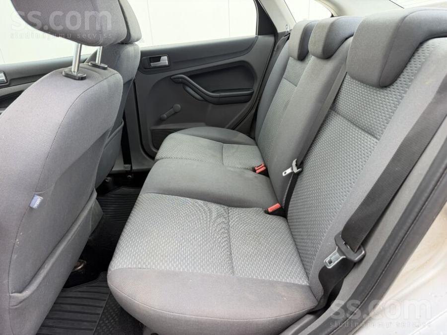 Pelēks Ford Focus 2005 Rīga, ar dzinēja tilpumu 1.60 L un nobraukumu 279 tūkst. km par 950 €, foto 8 vietnē AUTOMOTO.COM.LV