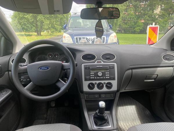 Pelēks Ford Focus 2006 Tallina, ar dzinēja tilpumu 16.00 L un nobraukumu 165 tūkst. km par 1100 €, foto 5 vietnē AUTOMOTO.COM.LV