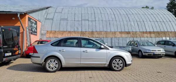 Grey Ford Focus 2007 in Valmiera, with an engine capacity of 1.60 L and mileage of 333 thousand km for 1000 €, photo 2 on AUTOMOTO.COM.LV