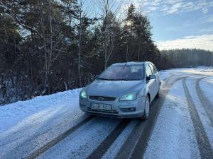 Pelēks Ford Focus 2005 Viļņa, ar dzinēja tilpumu 2.00 L un nobraukumu 358 tūkst. km par 950 €, foto  vietnē AUTOMOTO.COM.LV