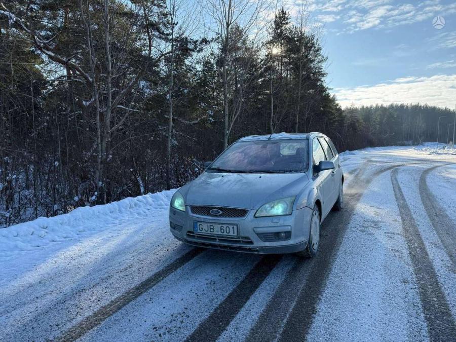 Grey Ford Focus 2005 in Vilnius, with an engine capacity of 2.00 L and mileage of 358 thousand km for 950 €, photo 1 on AUTOMOTO.COM.LV