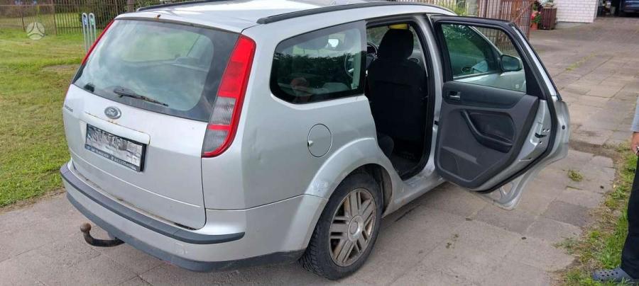 Pelēks Ford Focus 2005 Viļņa, ar dzinēja tilpumu 1.60 L un nobraukumu 164 tūkst. km par 700 €, foto 4 vietnē AUTOMOTO.COM.LV