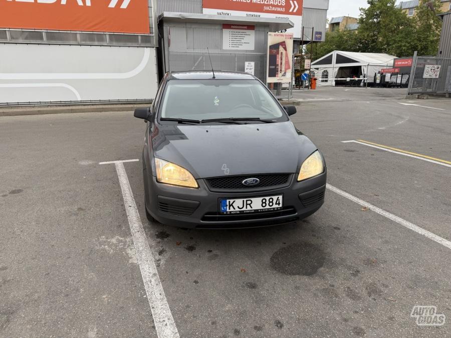 Grey Ford Focus 2005 in Panevezys, with an engine capacity of 1.60 L and mileage of 390 thousand km for 990 €, photo 9 on AUTOMOTO.COM.LV