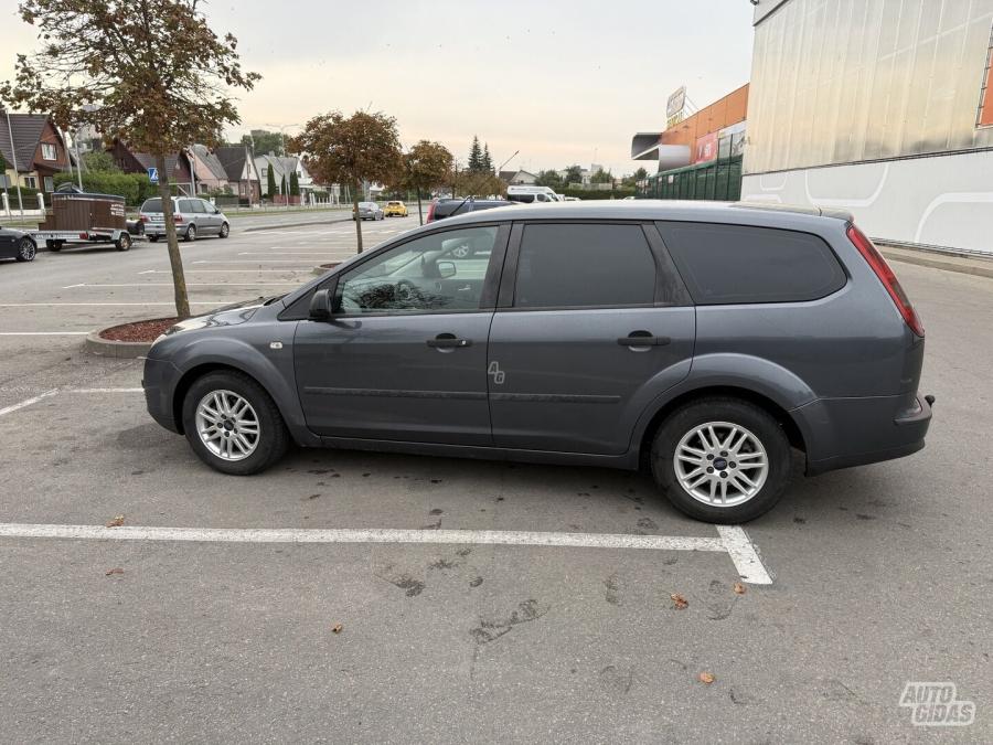 Pelēks Ford Focus 2005 Panevēža, ar dzinēja tilpumu 1.60 L un nobraukumu 390 tūkst. km par 990 €, foto 3 vietnē AUTOMOTO.COM.LV