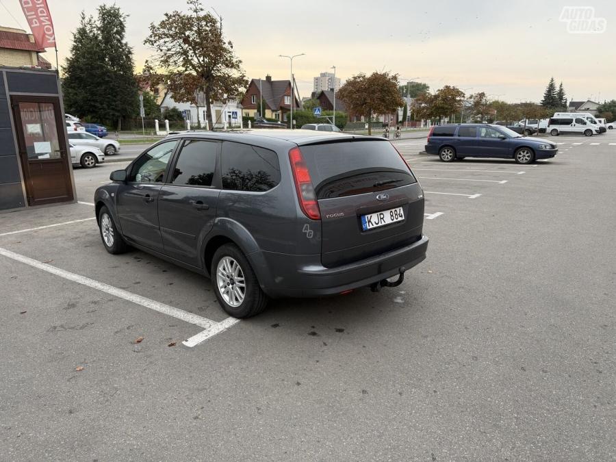 Pelēks Ford Focus 2005 Panevēža, ar dzinēja tilpumu 1.60 L un nobraukumu 390 tūkst. km par 990 €, foto 4 vietnē AUTOMOTO.COM.LV