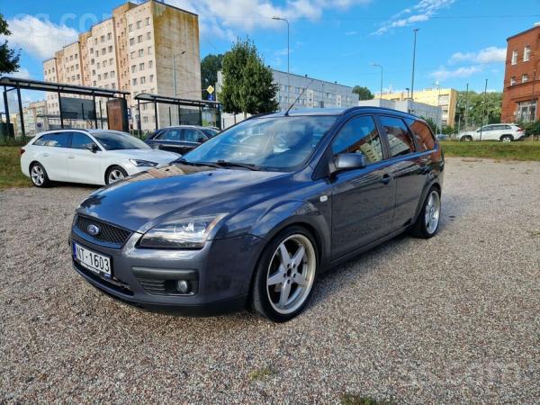 Grey Ford Focus 2005 in Liepaja, with an engine capacity of 1.60 L and mileage of 345 thousand km for 1490 €, photo 1 on AUTOMOTO.COM.LV
