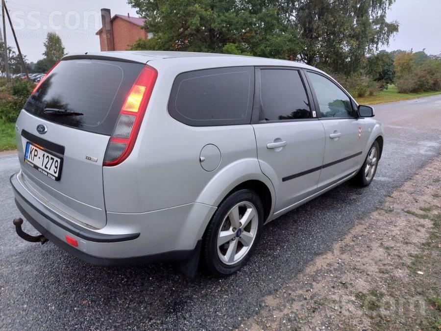 Grey Ford Focus 2005 in Valmiera, with an engine capacity of 2.00 L and mileage of 283 thousand km for 1500 €, photo 4 on AUTOMOTO.COM.LV