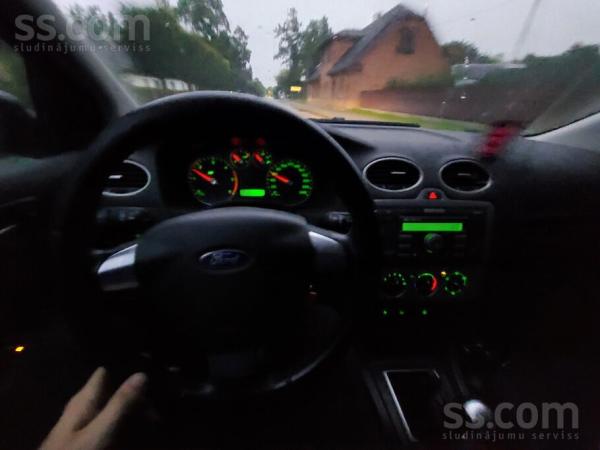 Pelēks Ford Focus 2005 Valmiera, ar dzinēja tilpumu 2.00 L un nobraukumu 283 tūkst. km par 1500 €, foto 6 vietnē AUTOMOTO.COM.LV