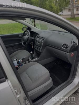 Pelēks Ford Focus 2006 Rīga, ar dzinēja tilpumu 1.60 L un nobraukumu 261 tūkst. km par 1100 €, foto 5 vietnē AUTOMOTO.COM.LV
