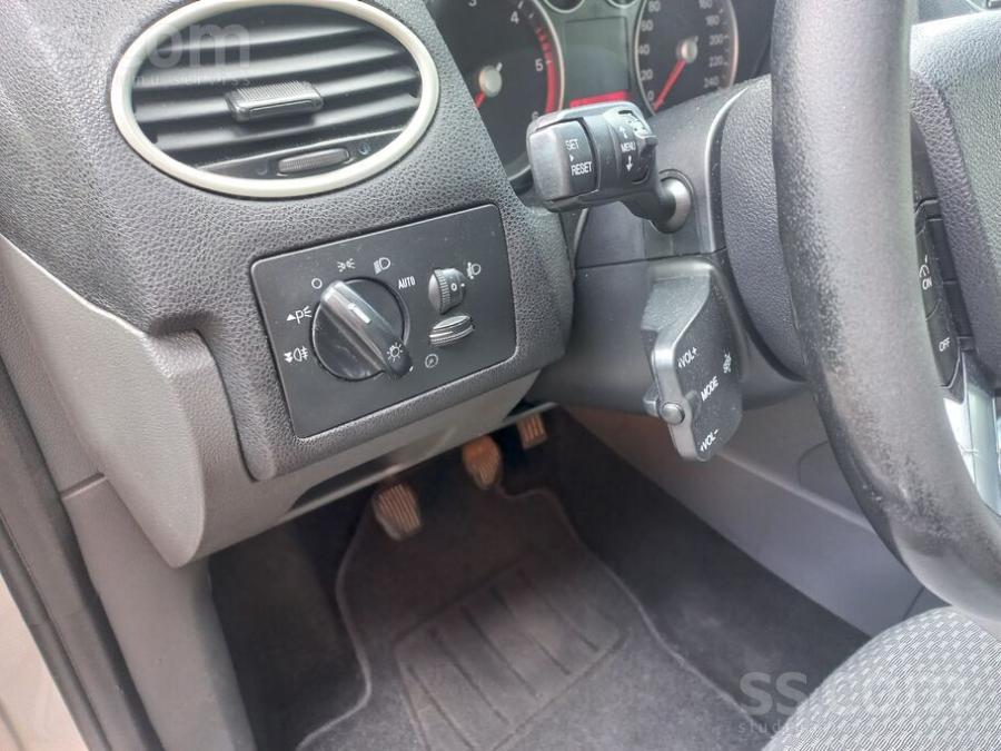 Pelēks Ford Focus 2007 Ventspils, ar dzinēja tilpumu 2.00 L un nobraukumu 345 tūkst. km par 1700 €, foto 24 vietnē AUTOMOTO.COM.LV