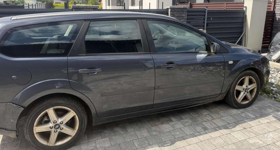 Grey Ford Focus 2007 in Vilnius, with an engine capacity of 1.60 L and mileage of 291 thousand km for 890 €, photo 5 on AUTOMOTO.COM.LV