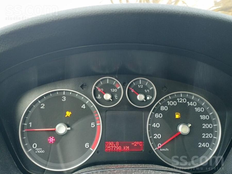 Pelēks Ford Focus 2008 Rīga, ar dzinēja tilpumu 1.60 L un nobraukumu 258 tūkst. km par 1400 €, foto 8 vietnē AUTOMOTO.COM.LV