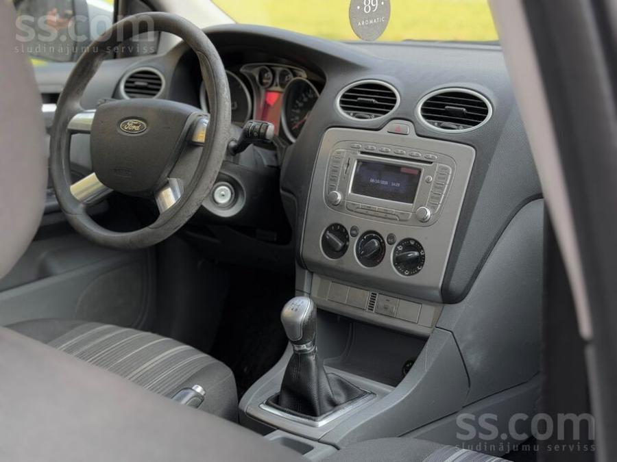 Grey Ford Focus 2008 in Jurmala, with an engine capacity of 1.60 L and mileage of 297 thousand km for 1100 €, photo 5 on AUTOMOTO.COM.LV