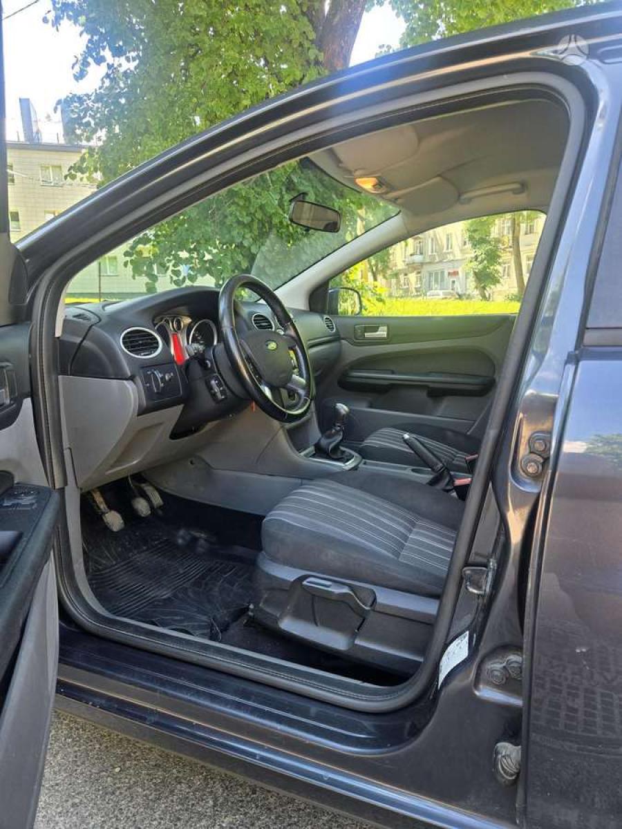 Grey Ford Focus 2009 in Vilnius, with an engine capacity of 1.56 L and mileage of 309 thousand km for 1750 €, photo 7 on AUTOMOTO.COM.LV