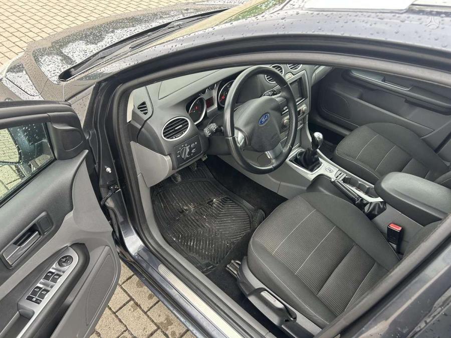 Pelēks Ford Focus 2009 Marijampole, ar dzinēja tilpumu 1.60 L un nobraukumu 246 tūkst. km par 1899 €, foto 23 vietnē AUTOMOTO.COM.LV
