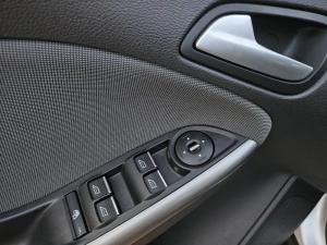 Pelēks Ford Focus 2011 Jēkabpils, ar dzinēja tilpumu 1.60 L un nobraukumu 256 tūkst. km par 4490 €, foto 11 vietnē AUTOMOTO.COM.LV