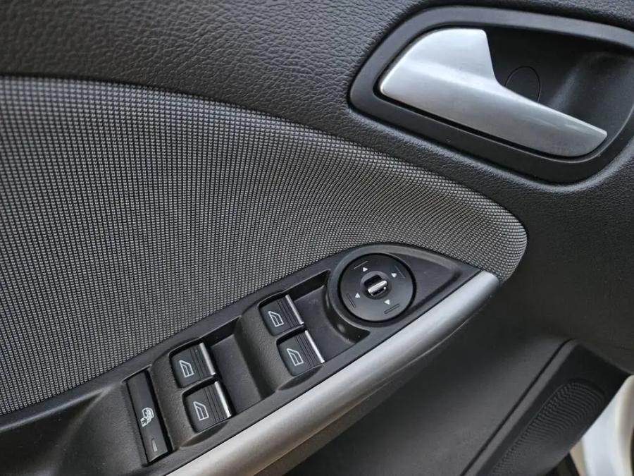 Pelēks Ford Focus 2011 Jēkabpils, ar dzinēja tilpumu 1.60 L un nobraukumu 256 tūkst. km par 4490 €, foto 11 vietnē AUTOMOTO.COM.LV