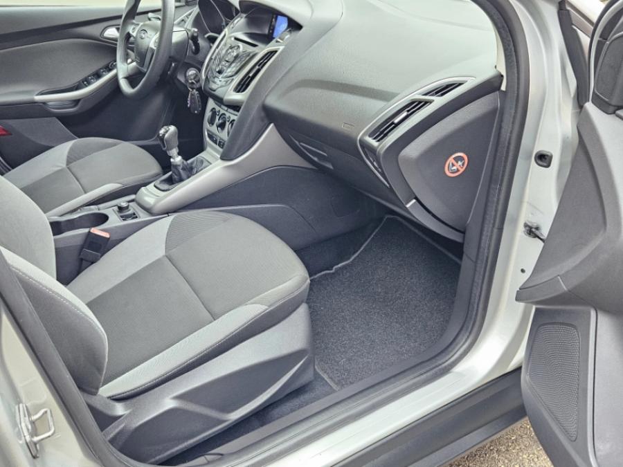 Grey Ford Focus 2011 in Riga, with an engine capacity of 1.60 L and mileage of 234 thousand km for 4490 €, photo 22 on AUTOMOTO.COM.LV